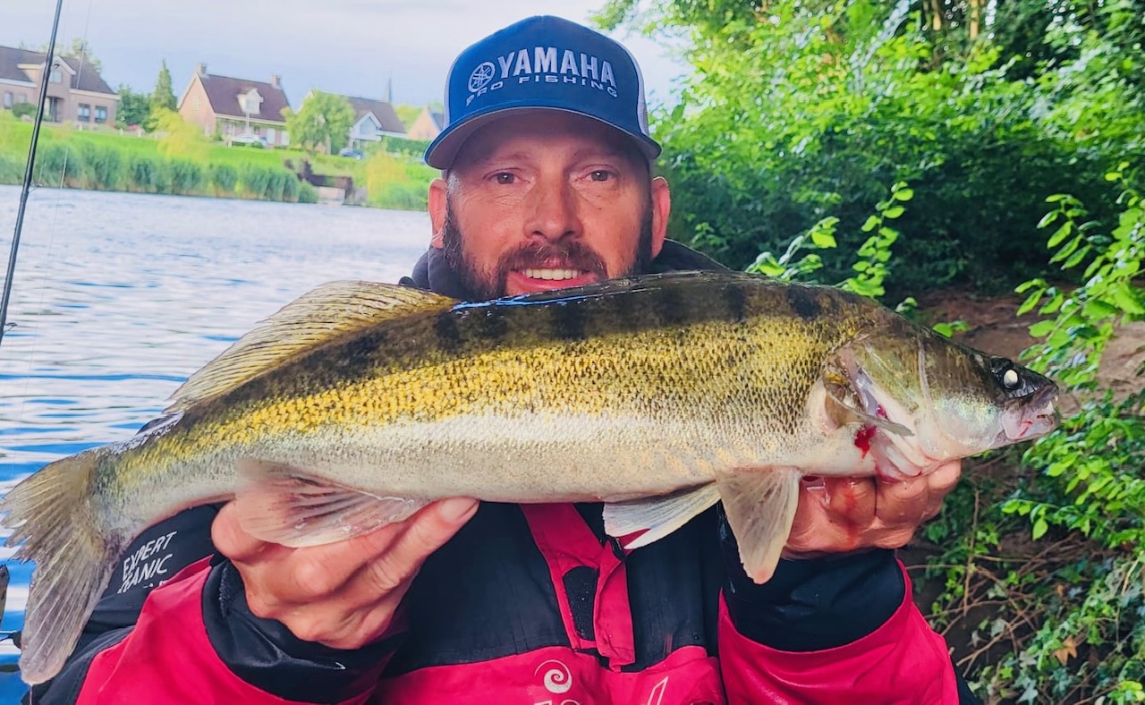 Hoe vis je op snoekbaars met een dobber ? - Bellyboot Vissen